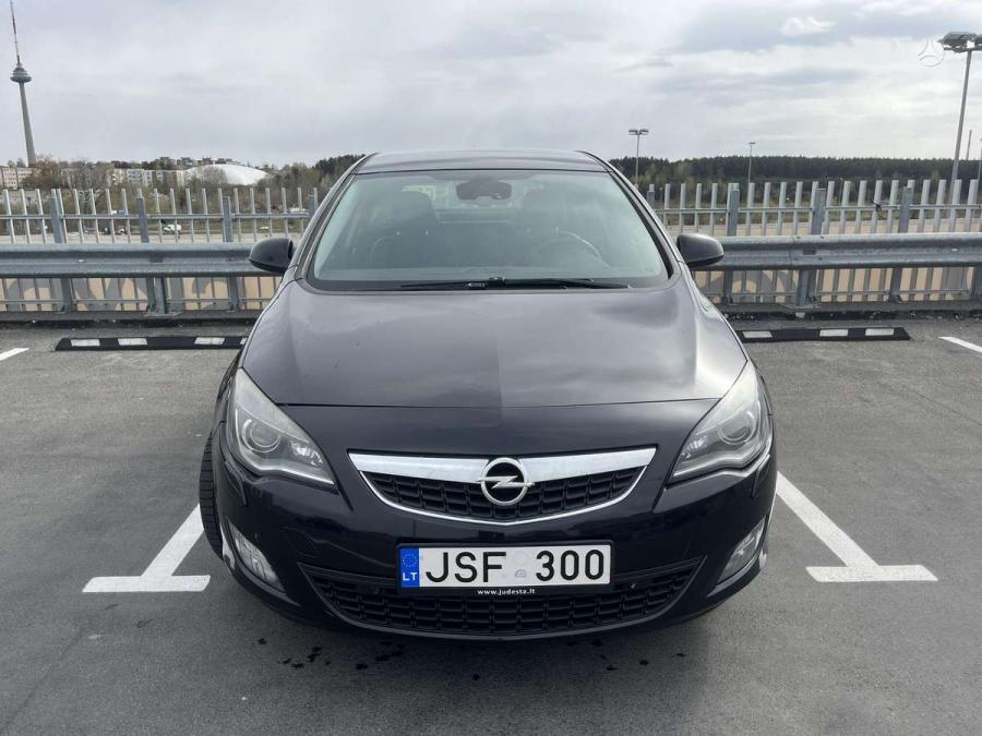 Black Opel Astra 2011 in Vilnius, with an engine capacity of 1.69 L and mileage of 226 thousand km for 3100 €, photo 6 on AUTOMOTO.COM.LV