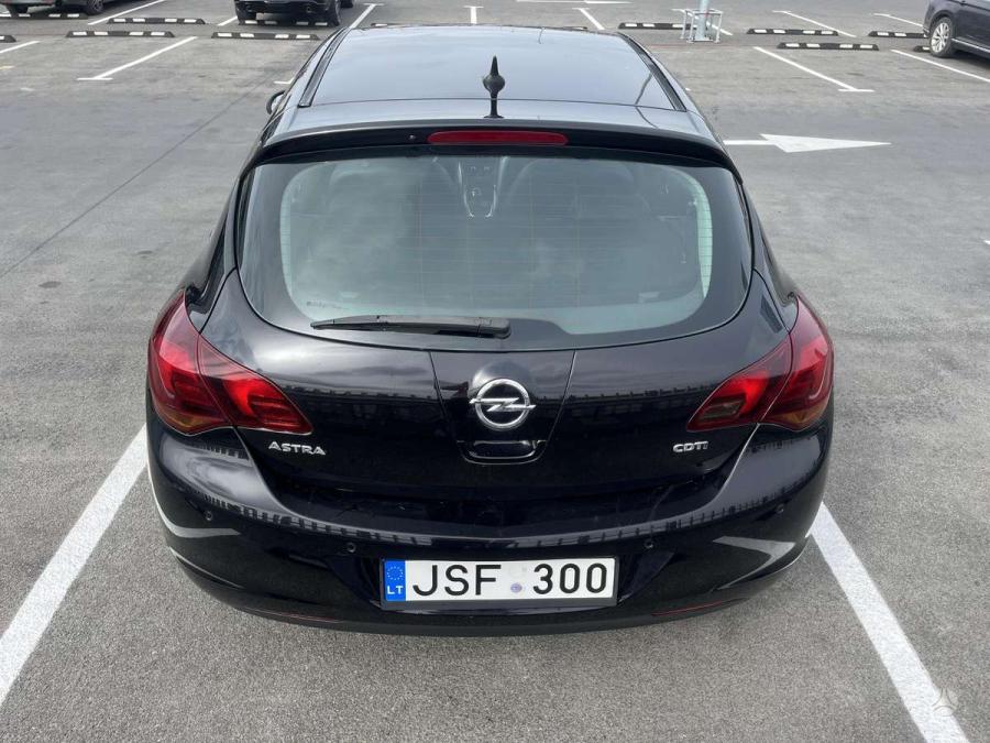 Black Opel Astra 2011 in Vilnius, with an engine capacity of 1.69 L and mileage of 226 thousand km for 3100 €, photo 7 on AUTOMOTO.COM.LV