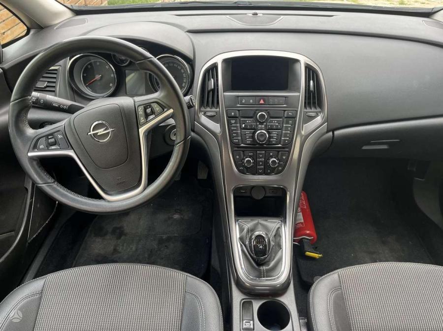 Black Opel Astra 2011 in Vilnius, with an engine capacity of 1.69 L and mileage of 226 thousand km for 3100 €, photo 8 on AUTOMOTO.COM.LV