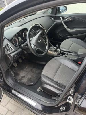 Black Opel Astra 2011 in Vilnius, with an engine capacity of 1.69 L and mileage of 226 thousand km for 3100 €, photo 9 on AUTOMOTO.COM.LV