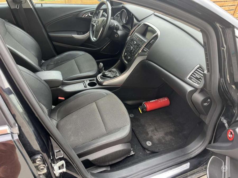 Black Opel Astra 2011 in Vilnius, with an engine capacity of 1.69 L and mileage of 226 thousand km for 3100 €, photo 10 on AUTOMOTO.COM.LV
