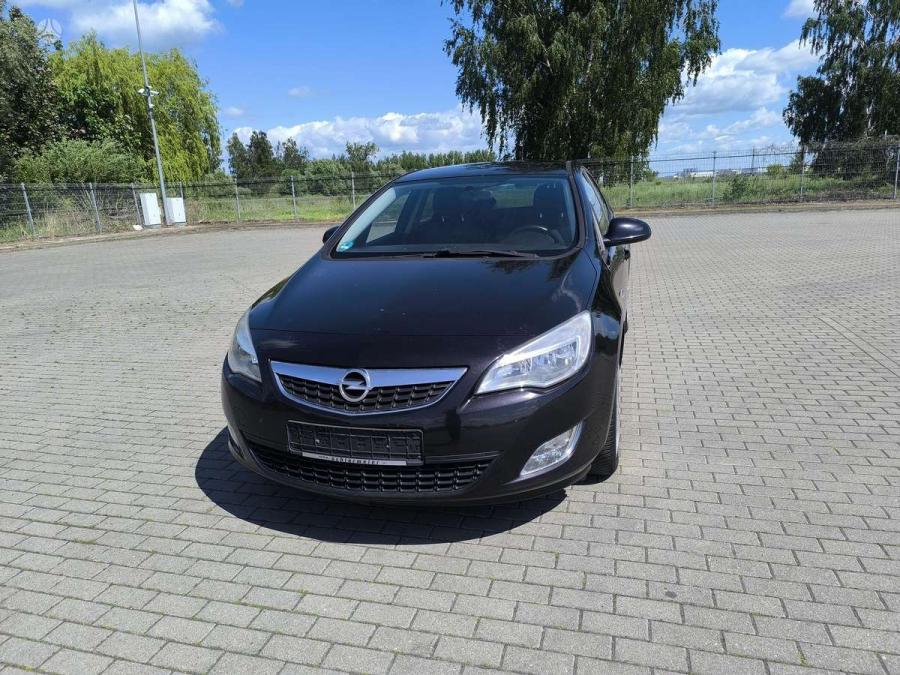Black Opel Astra 2011 in Marijampole, with an engine capacity of 1.40 L and mileage of 185 thousand km for 2848 €, photo 1 on AUTOMOTO.COM.LV