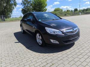 Black Opel Astra 2011 in Marijampole, with an engine capacity of 1.40 L and mileage of 185 thousand km for 2848 €, photo 3 on AUTOMOTO.COM.LV