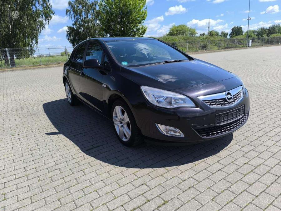Black Opel Astra 2011 in Marijampole, with an engine capacity of 1.40 L and mileage of 185 thousand km for 2848 €, photo 3 on AUTOMOTO.COM.LV