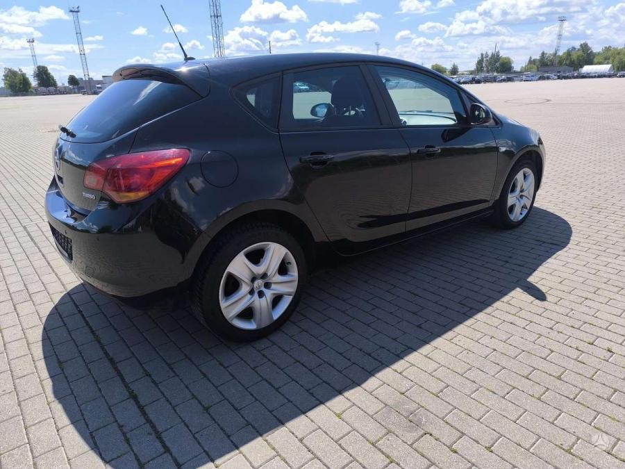 Black Opel Astra 2011 in Marijampole, with an engine capacity of 1.40 L and mileage of 185 thousand km for 2848 €, photo 4 on AUTOMOTO.COM.LV