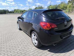 Black Opel Astra 2011 in Marijampole, with an engine capacity of 1.40 L and mileage of 185 thousand km for 2848 €, photo 6 on AUTOMOTO.COM.LV