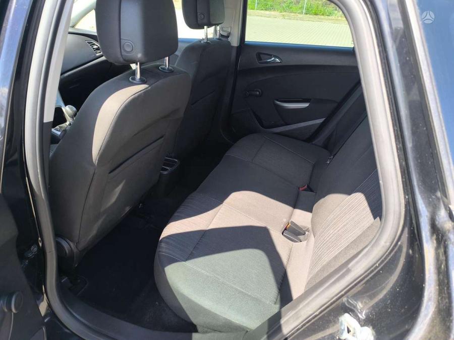 Black Opel Astra 2011 in Marijampole, with an engine capacity of 1.40 L and mileage of 185 thousand km for 2848 €, photo 7 on AUTOMOTO.COM.LV