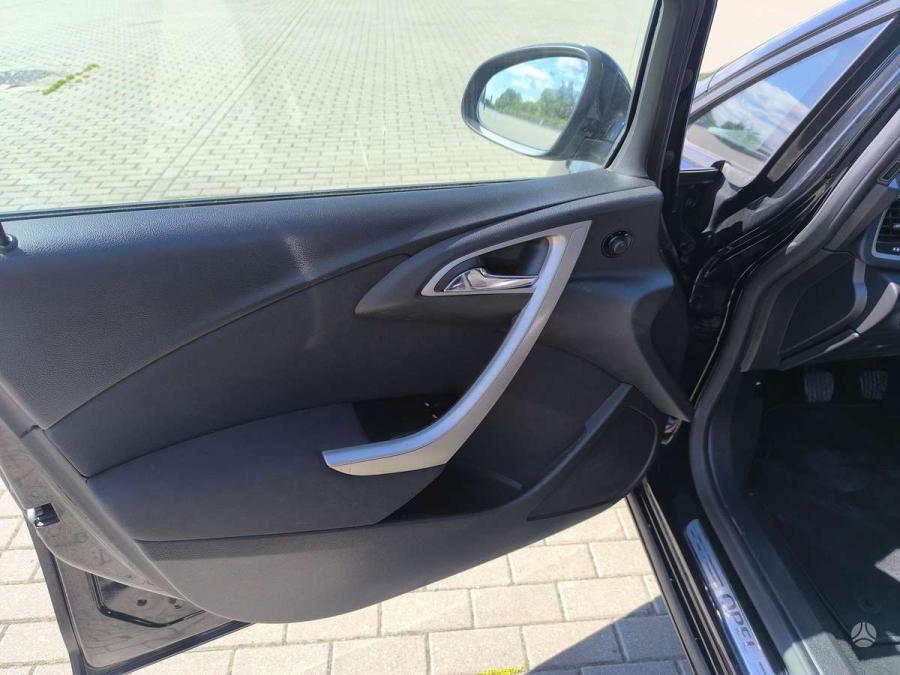 Black Opel Astra 2011 in Marijampole, with an engine capacity of 1.40 L and mileage of 185 thousand km for 2848 €, photo 8 on AUTOMOTO.COM.LV
