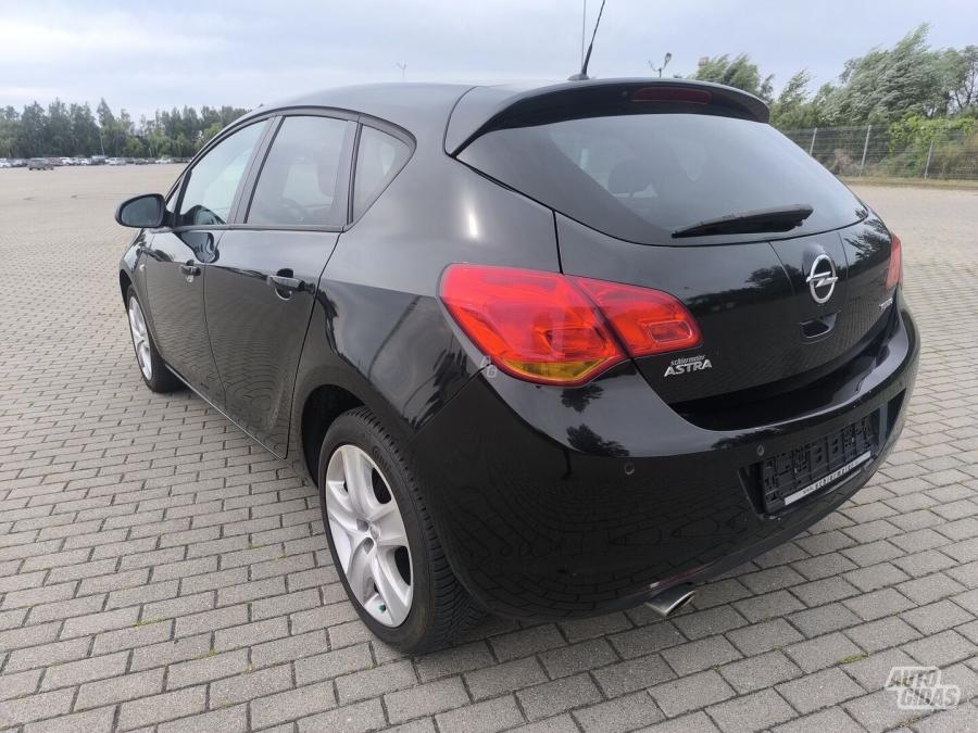 Black Opel Astra 2011 in Marijampole, with an engine capacity of 1.40 L and mileage of 185 thousand km for 2850 €, photo 7 on AUTOMOTO.COM.LV