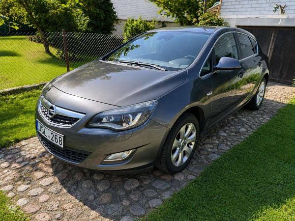 Black Opel Astra 2011 in Vilnius, with an engine capacity of 1.70 L and mileage of 270 thousand km for 2300 €, photo 1 on AUTOMOTO.COM.LV