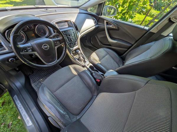 Black Opel Astra 2011 in Vilnius, with an engine capacity of 1.70 L and mileage of 270 thousand km for 2300 €, photo 6 on AUTOMOTO.COM.LV