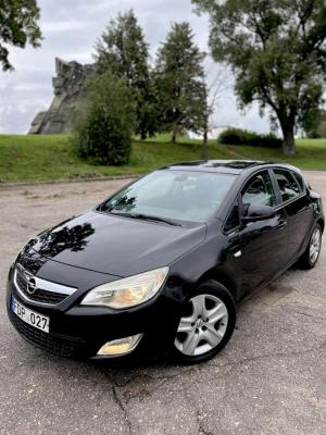 Black Opel Astra 2011 in Kaunas, with an engine capacity of 1.69 L and mileage of 214 thousand km for 2850 €, photo 1 on AUTOMOTO.COM.LV