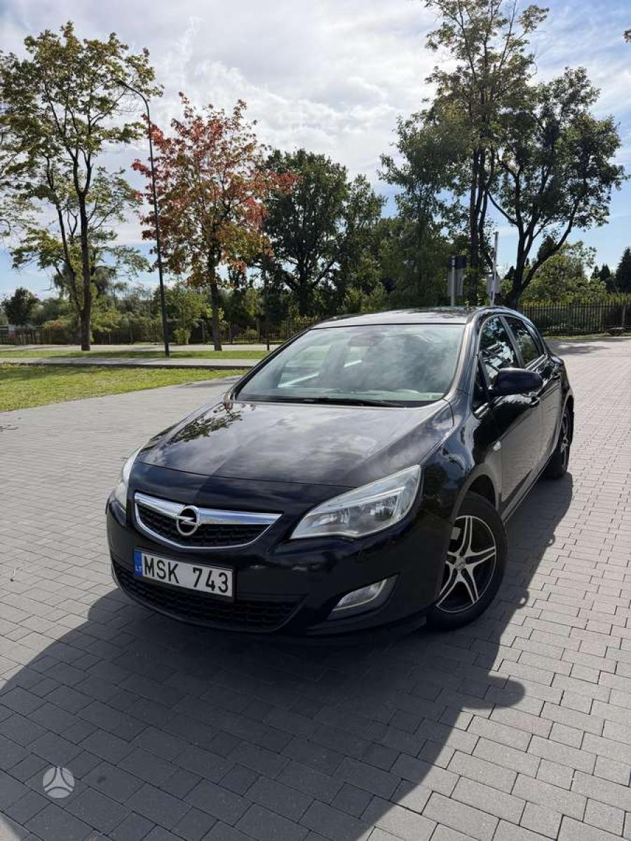 Black Opel Astra 2011 in Kaunas, with an engine capacity of 1.69 L and mileage of 335 thousand km for 1999 €, photo 1 on AUTOMOTO.COM.LV