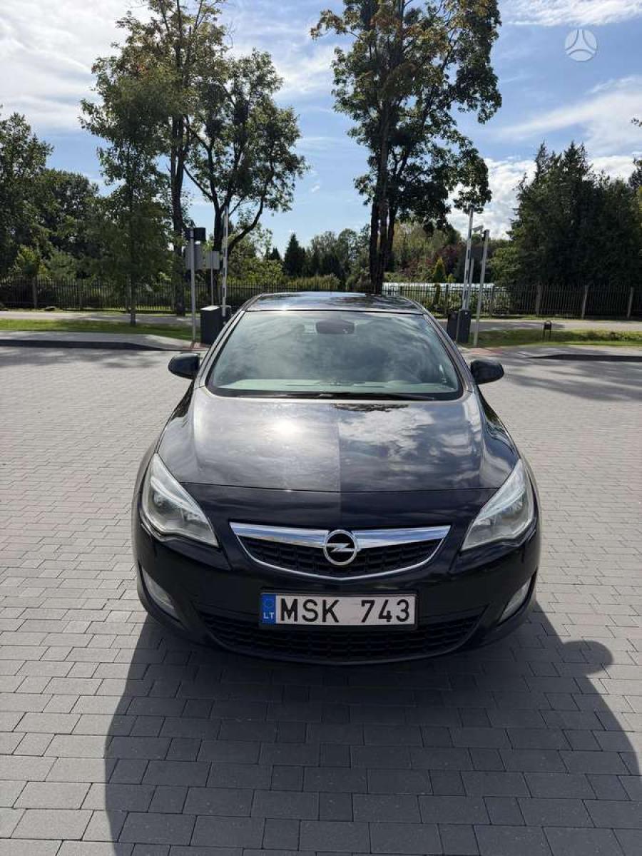 Black Opel Astra 2011 in Kaunas, with an engine capacity of 1.69 L and mileage of 335 thousand km for 1999 €, photo 4 on AUTOMOTO.COM.LV