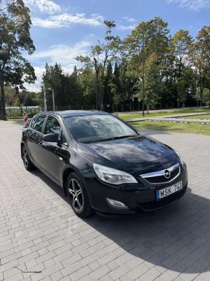 Black Opel Astra 2011 in Kaunas, with an engine capacity of 1.69 L and mileage of 335 thousand km for 1999 €, photo 5 on AUTOMOTO.COM.LV