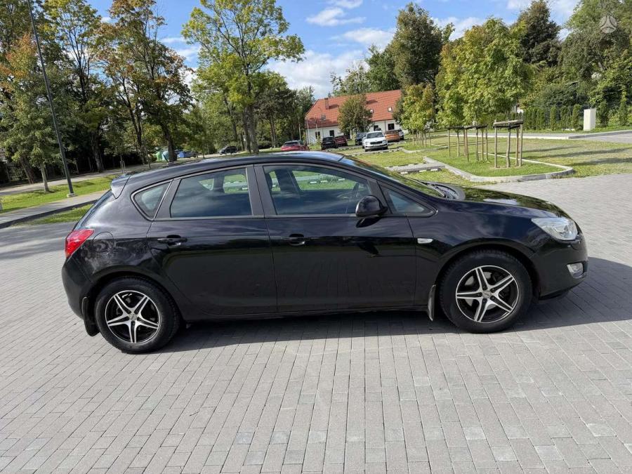 Black Opel Astra 2011 in Kaunas, with an engine capacity of 1.69 L and mileage of 335 thousand km for 1999 €, photo 6 on AUTOMOTO.COM.LV