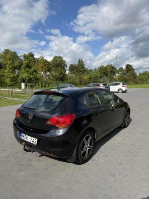 Black Opel Astra 2011 in Kaunas, with an engine capacity of 1.69 L and mileage of 335 thousand km for 1999 €, photo 7 on AUTOMOTO.COM.LV