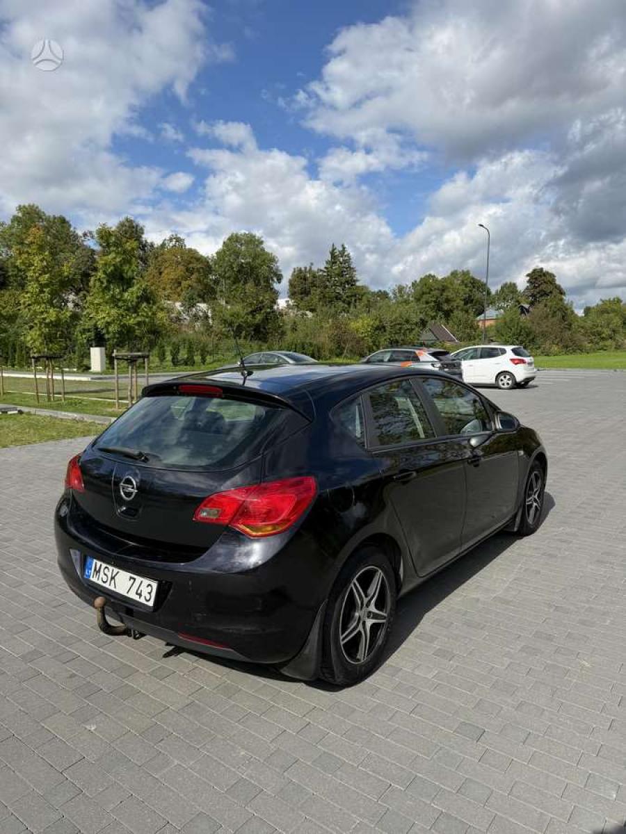 Black Opel Astra 2011 in Kaunas, with an engine capacity of 1.69 L and mileage of 335 thousand km for 1999 €, photo 7 on AUTOMOTO.COM.LV