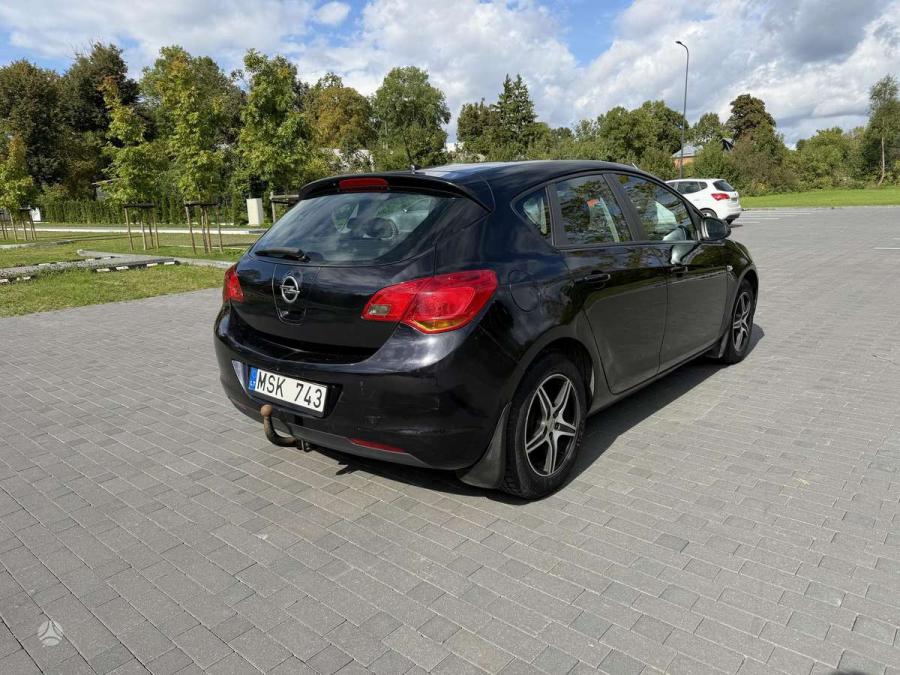 Black Opel Astra 2011 in Kaunas, with an engine capacity of 1.69 L and mileage of 335 thousand km for 1999 €, photo 8 on AUTOMOTO.COM.LV