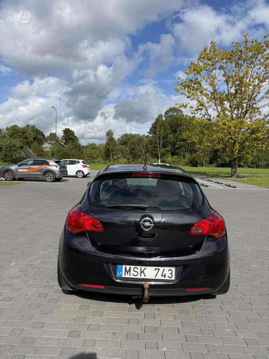 Black Opel Astra 2011 in Kaunas, with an engine capacity of 1.69 L and mileage of 335 thousand km for 1999 €, photo 9 on AUTOMOTO.COM.LV
