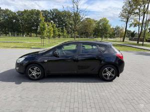 Black Opel Astra 2011 in Kaunas, with an engine capacity of 1.69 L and mileage of 335 thousand km for 1999 €, photo 11 on AUTOMOTO.COM.LV