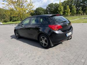 Black Opel Astra 2011 in Kaunas, with an engine capacity of 1.69 L and mileage of 335 thousand km for 1999 €, photo 12 on AUTOMOTO.COM.LV
