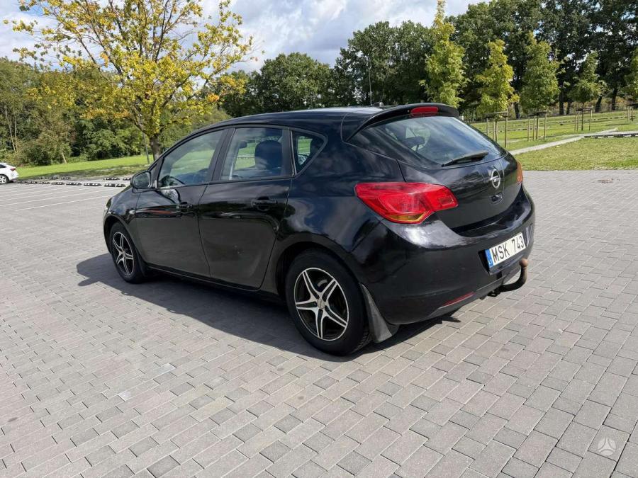 Black Opel Astra 2011 in Kaunas, with an engine capacity of 1.69 L and mileage of 335 thousand km for 1999 €, photo 12 on AUTOMOTO.COM.LV