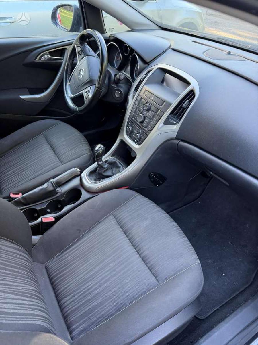 Black Opel Astra 2011 in Kaunas, with an engine capacity of 1.69 L and mileage of 335 thousand km for 1999 €, photo 13 on AUTOMOTO.COM.LV