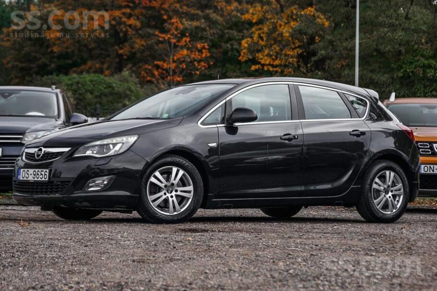 Black Opel Astra 2011 in Riga, with an engine capacity of 2.00 L and mileage of 241 thousand km for 4990 €, photo 1 on AUTOMOTO.COM.LV