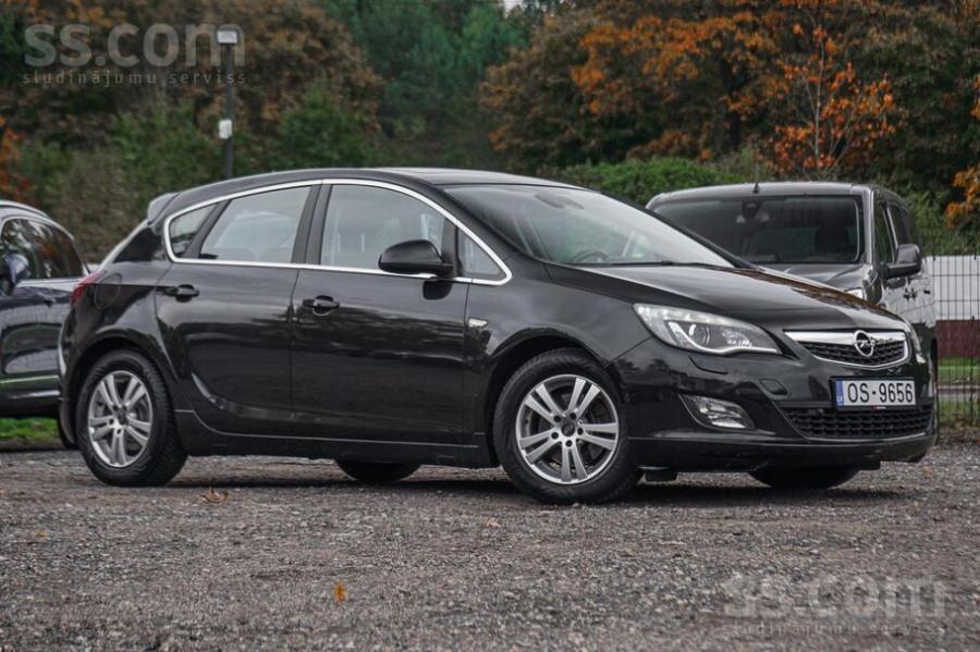 Black Opel Astra 2011 in Riga, with an engine capacity of 2.00 L and mileage of 241 thousand km for 4990 €, photo 3 on AUTOMOTO.COM.LV
