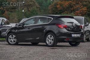 Black Opel Astra 2011 in Riga, with an engine capacity of 2.00 L and mileage of 241 thousand km for 4990 €, photo 4 on AUTOMOTO.COM.LV