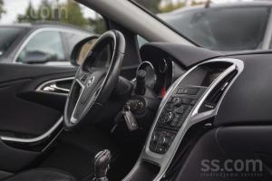Black Opel Astra 2011 in Riga, with an engine capacity of 2.00 L and mileage of 241 thousand km for 4990 €, photo 8 on AUTOMOTO.COM.LV