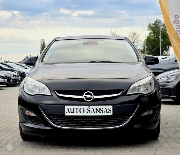 Black Opel Astra 2011 in Taurage, with an engine capacity of 1.69 L and mileage of 201 thousand km for 2750 €, photo 4 on AUTOMOTO.COM.LV