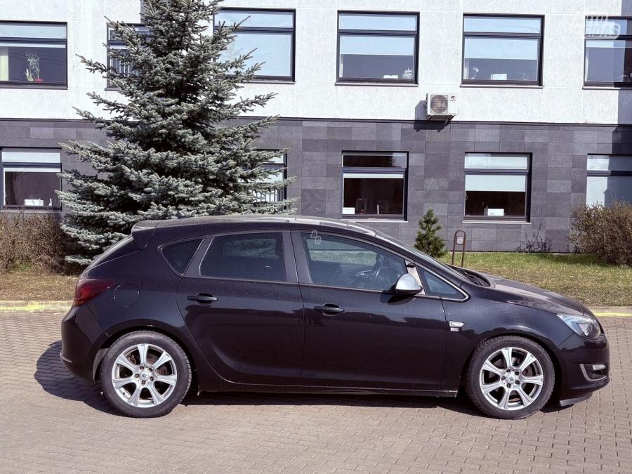 Black Opel Astra 2012 in Vilnius, with an engine capacity of 2.00 L and mileage of 250 thousand km for 3500 €, photo 4 on AUTOMOTO.COM.LV