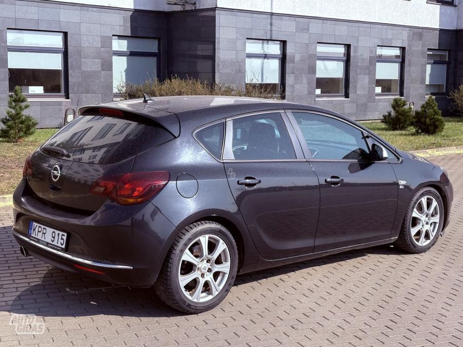 Black Opel Astra 2012 in Vilnius, with an engine capacity of 2.00 L and mileage of 250 thousand km for 3500 €, photo 5 on AUTOMOTO.COM.LV