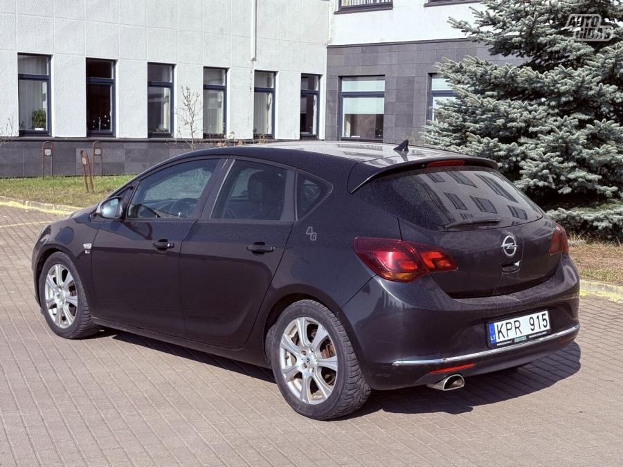 Black Opel Astra 2012 in Vilnius, with an engine capacity of 2.00 L and mileage of 250 thousand km for 3500 €, photo 6 on AUTOMOTO.COM.LV