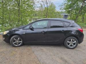Black Opel Astra 2012 in Kaunas, with an engine capacity of 1.30 L and mileage of 188 thousand km for 3100 €, photo 4 on AUTOMOTO.COM.LV