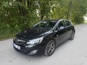 Black Opel Astra 2012 in Saldus, with an engine capacity of 1.70 L and mileage of 236 thousand km for 3200 €, photo  on AUTOMOTO.COM.LV