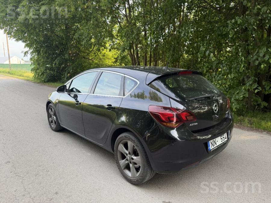 Black Opel Astra 2012 in Saldus, with an engine capacity of 1.70 L and mileage of 236 thousand km for 3200 €, photo 4 on AUTOMOTO.COM.LV