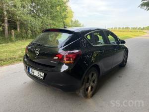 Black Opel Astra 2012 in Saldus, with an engine capacity of 1.70 L and mileage of 236 thousand km for 3200 €, photo 5 on AUTOMOTO.COM.LV