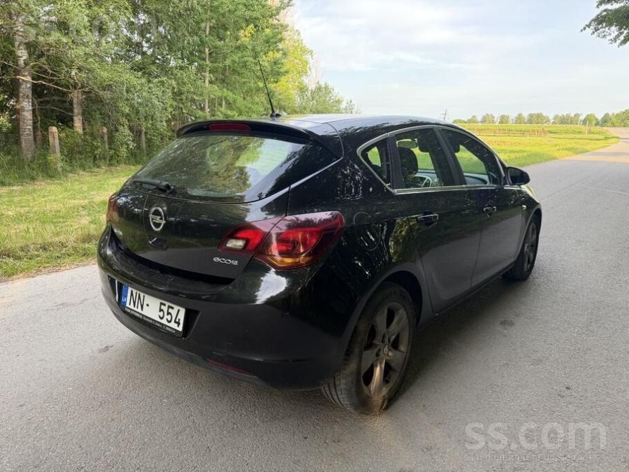 Black Opel Astra 2012 in Saldus, with an engine capacity of 1.70 L and mileage of 236 thousand km for 3200 €, photo 5 on AUTOMOTO.COM.LV
