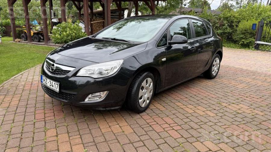 Black Opel Astra 2012 in Riga, with an engine capacity of 1.40 L and mileage of 146 thousand km for 4000 €, photo 1 on AUTOMOTO.COM.LV