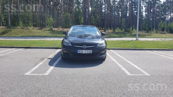Black Opel Astra 2012 in Riga, with an engine capacity of 1.70 L and mileage of 211 thousand km for 3400 €, photo 1 on AUTOMOTO.COM.LV