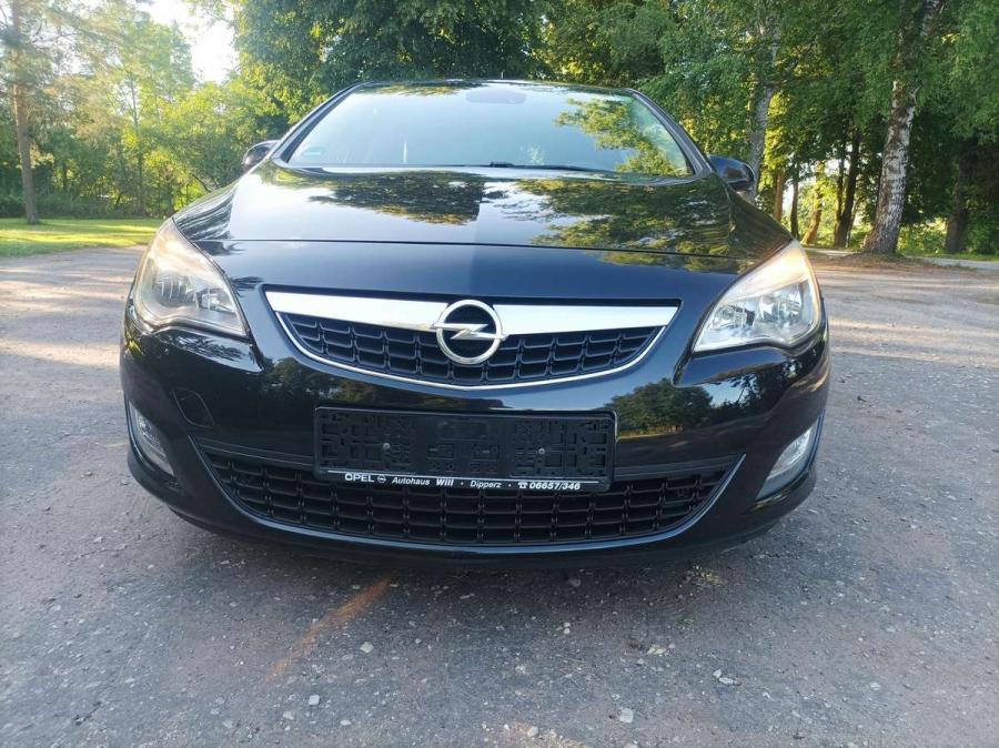 Black Opel Astra 2012 in Birzai, with an engine capacity of 1.70 L and mileage of 239 thousand km for 2650 €, photo 1 on AUTOMOTO.COM.LV