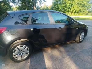 Black Opel Astra 2012 in Birzai, with an engine capacity of 1.70 L and mileage of 239 thousand km for 2650 €, photo 3 on AUTOMOTO.COM.LV