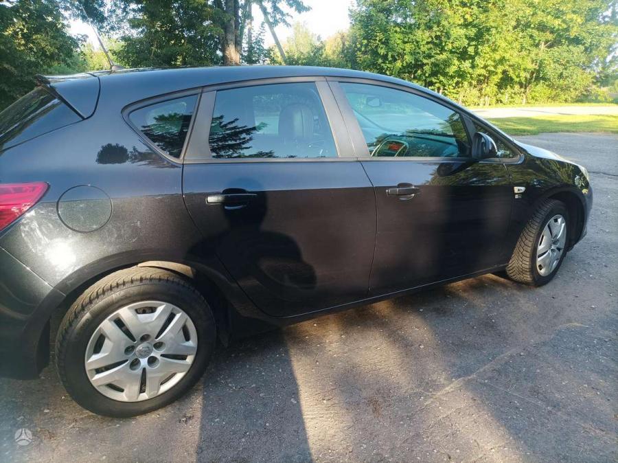 Black Opel Astra 2012 in Birzai, with an engine capacity of 1.70 L and mileage of 239 thousand km for 2650 €, photo 3 on AUTOMOTO.COM.LV