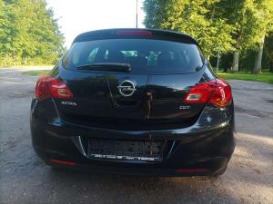 Black Opel Astra 2012 in Birzai, with an engine capacity of 1.70 L and mileage of 239 thousand km for 2650 €, photo 5 on AUTOMOTO.COM.LV