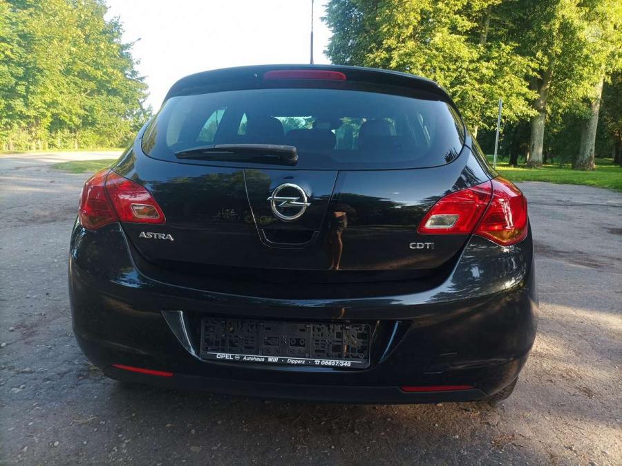 Black Opel Astra 2012 in Birzai, with an engine capacity of 1.70 L and mileage of 239 thousand km for 2650 €, photo 5 on AUTOMOTO.COM.LV