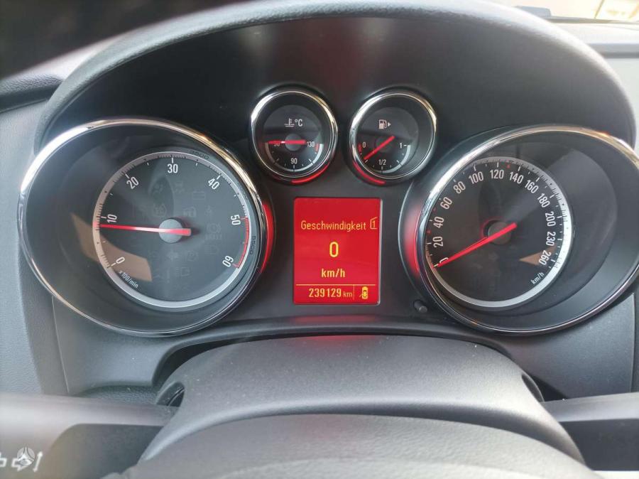 Black Opel Astra 2012 in Birzai, with an engine capacity of 1.70 L and mileage of 239 thousand km for 2650 €, photo 7 on AUTOMOTO.COM.LV