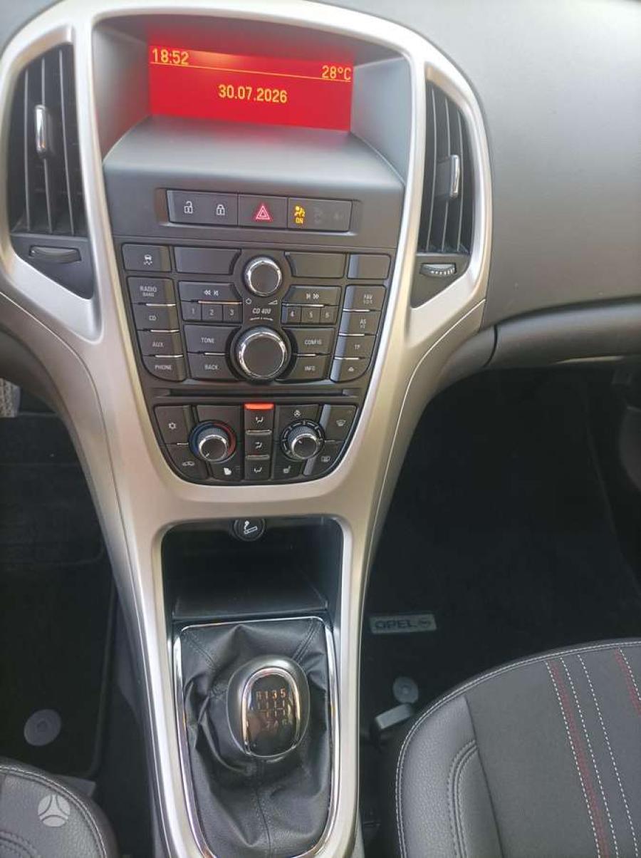 Black Opel Astra 2012 in Birzai, with an engine capacity of 1.70 L and mileage of 239 thousand km for 2650 €, photo 8 on AUTOMOTO.COM.LV